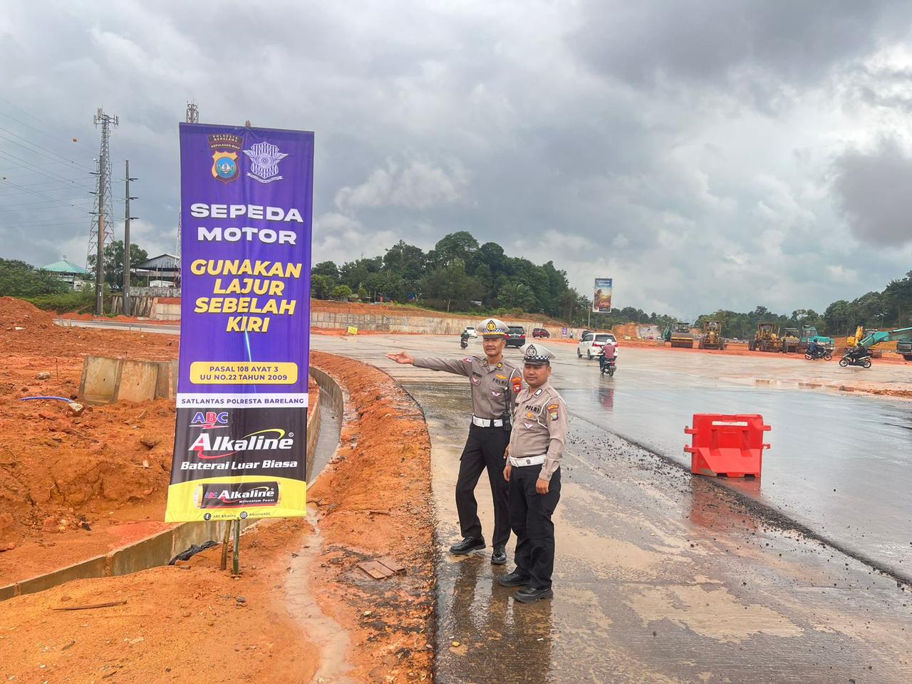 Angka Kecelakaan Meningkat, Polisi Pasang Banner Standing - Penyebar ...